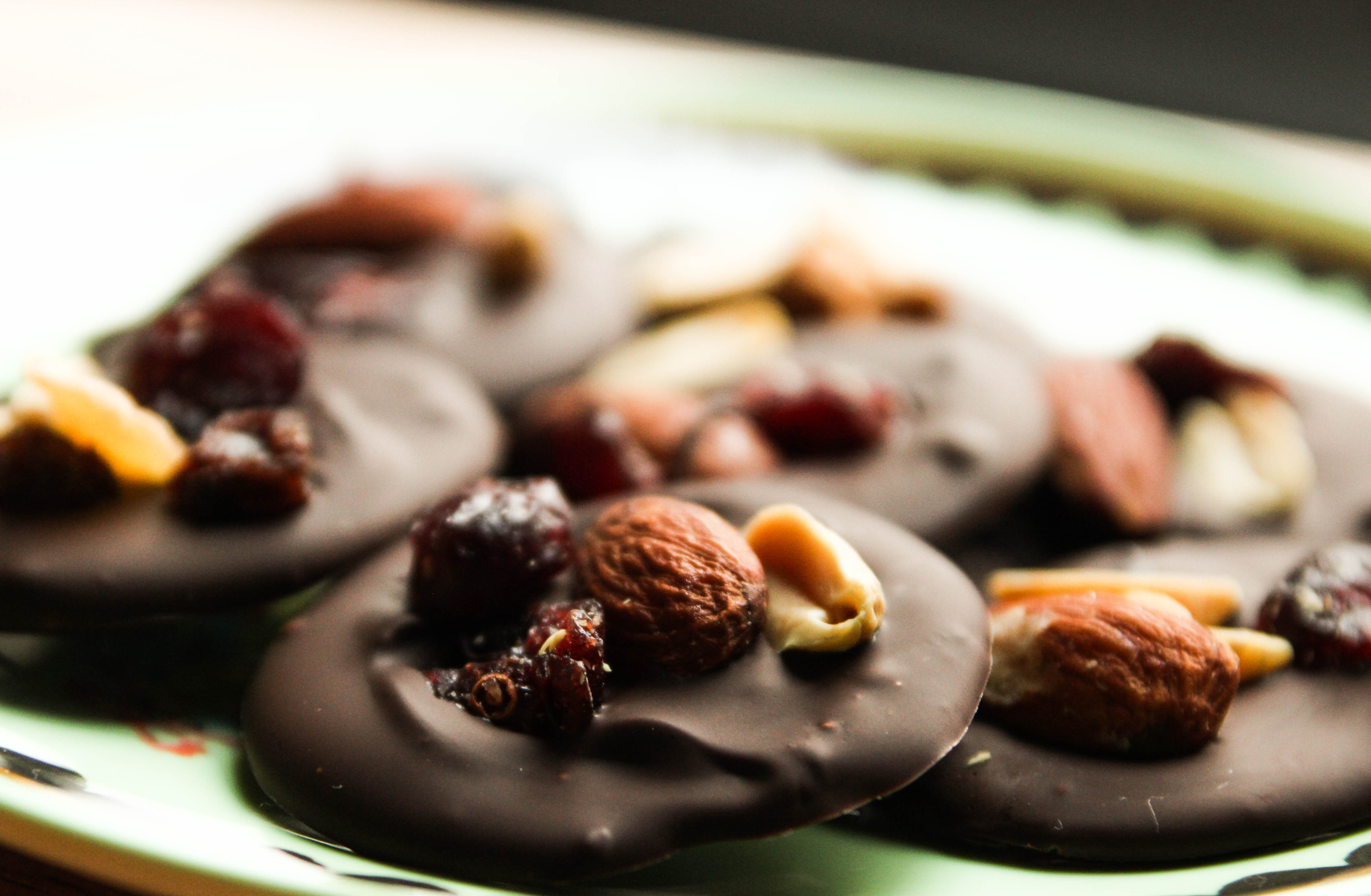 Mendiants au chocolat noir vegan, recette - Vegan Pratique