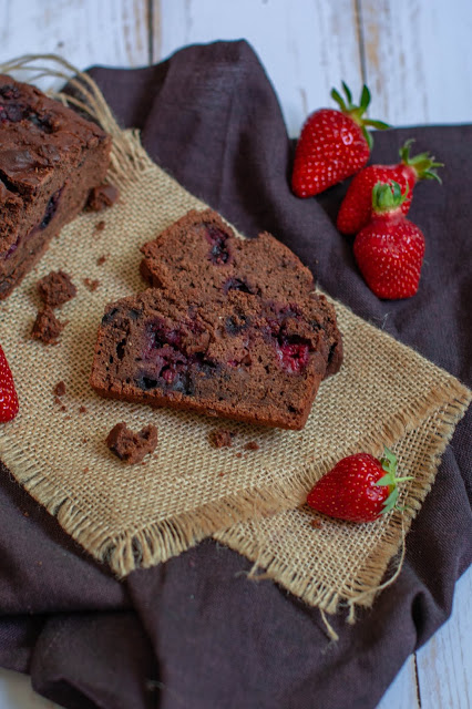 Cake au chocolat noir et fruits rouges vegan, recette - Vegan Pratique